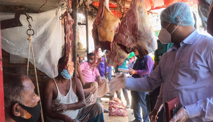 বাটখারা নিয়ে বাটপারি করে ম্যাজিস্ট্রেটের কাছে ধরা